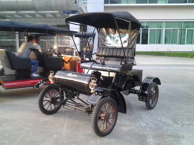 replica Oldsmobile curved dash historical car reproduction